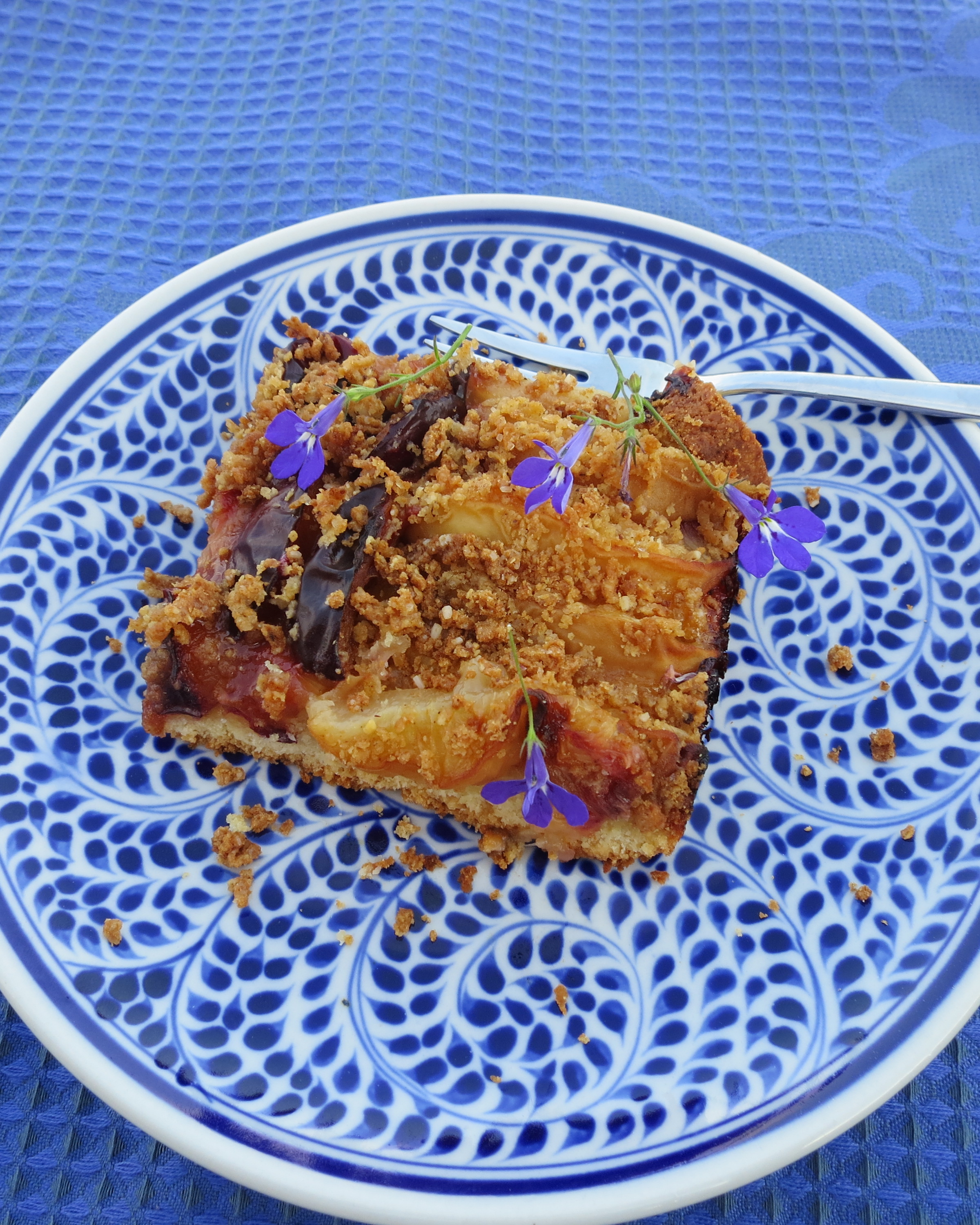 Pita od bresaka i šljiva, posuta crumble/mrvicama od lješnjaka - Kužina ...