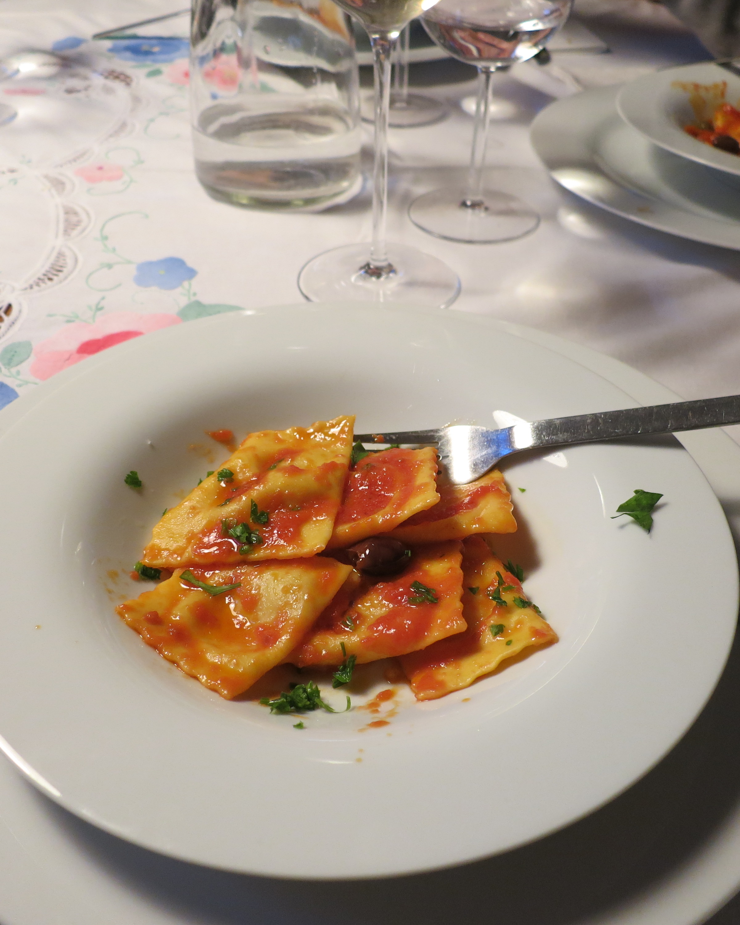 Ravioli punjeni bakalarom u umaku od rajčica, maslina i kapara - Kužina ...