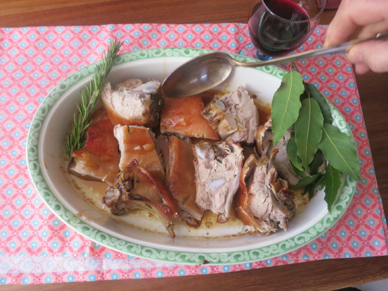 Pečeni odojak s krumpirom i dunjama - Kužina s pogledom